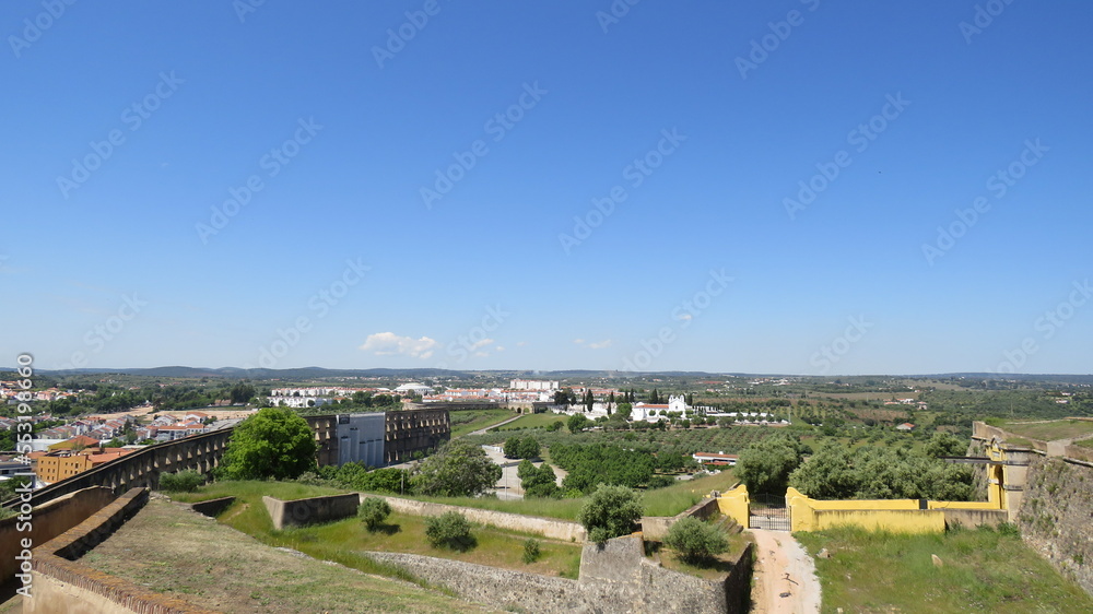 Vista das muralhas da cidade fortificada em Elvas, Portugal preservada ...