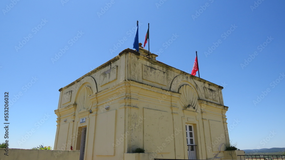 Vista casa de comando parcial da muralha fortificada na cidade de Elvas ...