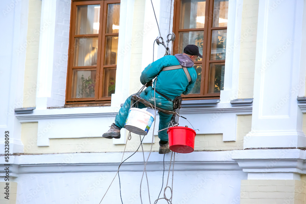 Foto de climber worker maintains a window and facade of a residential ...