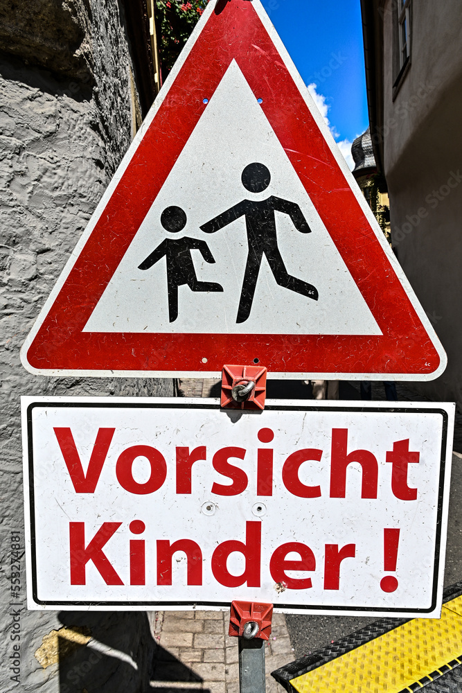 Straßenschild, Verkehrszeichen "Vorsicht Kinder" mit dem zusätzlichen ...