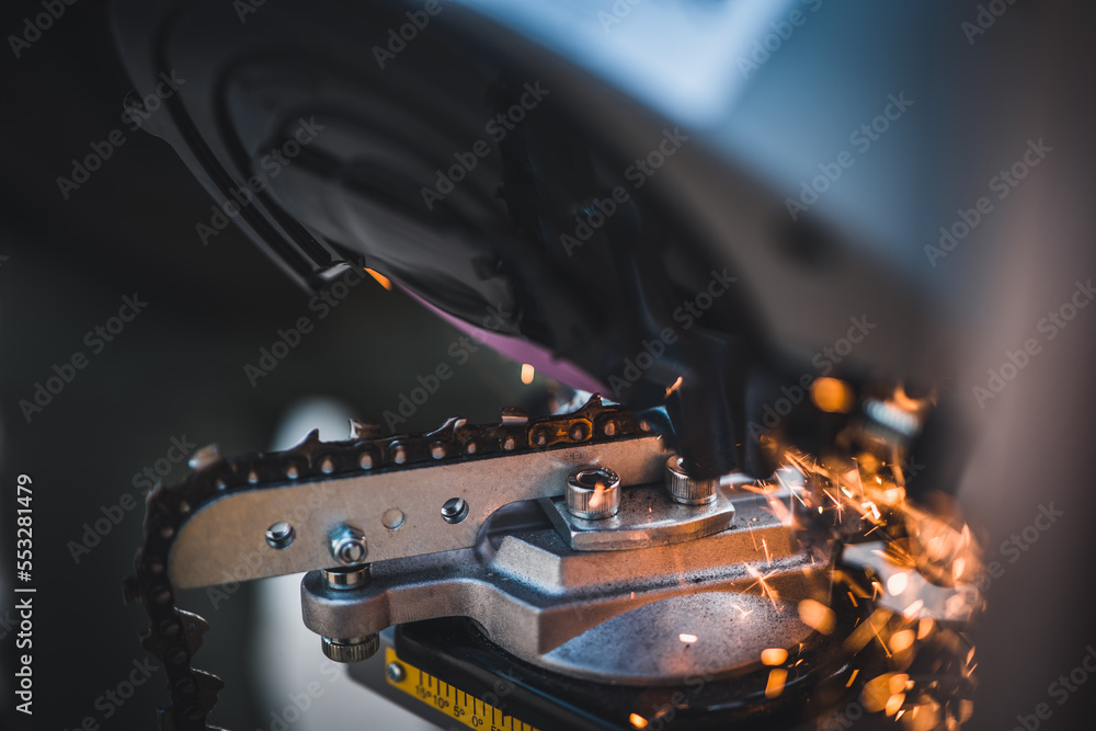 Sharpening motor chain or chainsaw chain with the use of a motorized ...