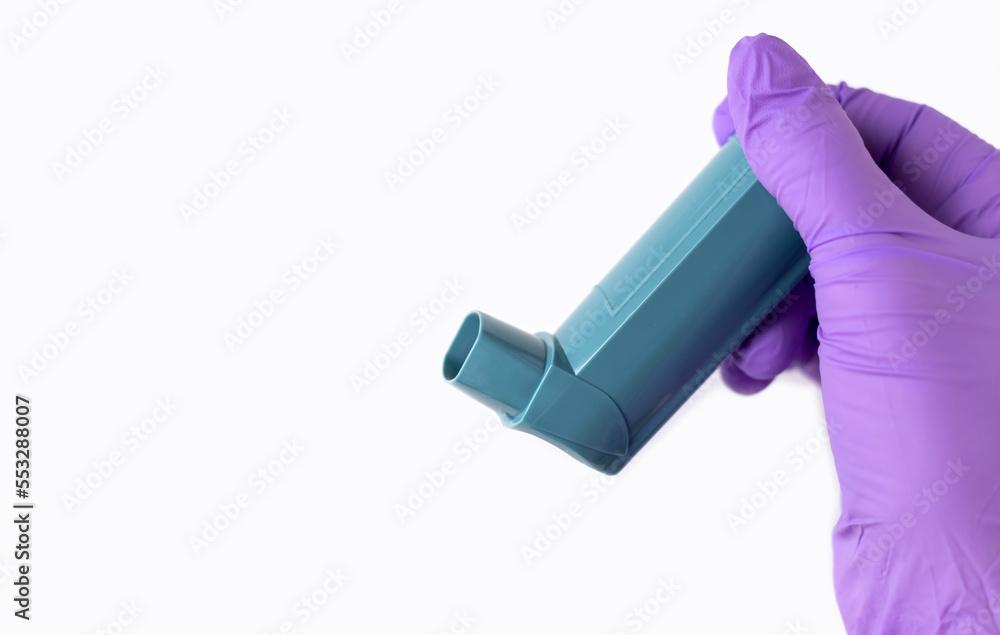 Foto de doctor medical assistant hands in purple surgical gloves ...