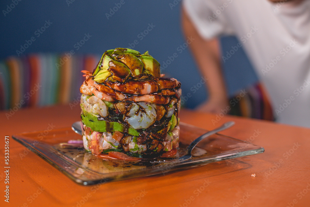 Deliciosa torre de mariscos con pulpo, camarón, pescado, salmón bañada ...