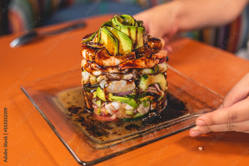 Deliciosa torre de mariscos con pulpo, camarón, pescado, salmón bañada ...