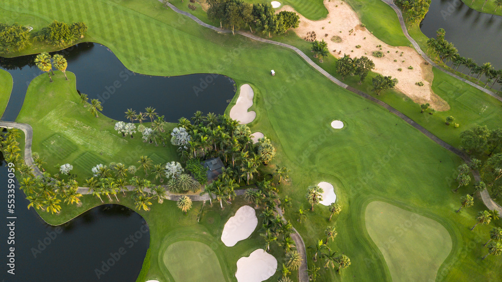Foto de Aerial view of green golf course and putting green, Aerial view ...