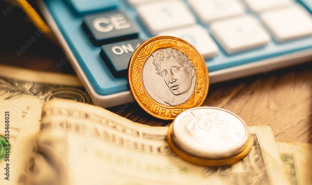 Uma moeda do Real Brasileiro de 1 Real sobre um móvel de madeira com ...