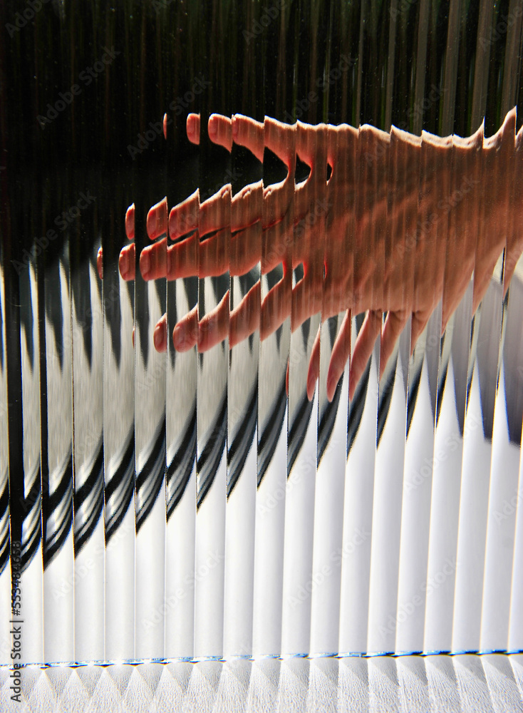 Foto de Refraction of light creates distorted image of hand through ...