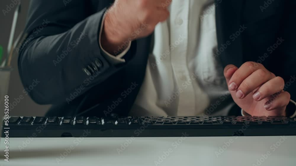 Vidéo Stock Aggressive man at work, Computer failure, error, stress at ...