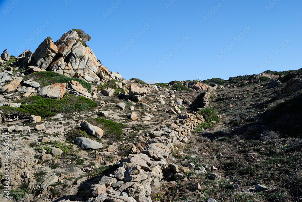 La costa tra la spiaggia di Rena Maiore e la spiaggia di La Niculina ...