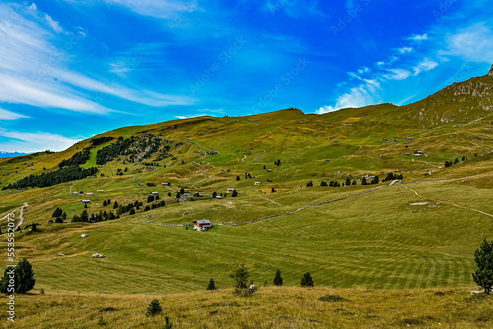 Almwiese mit Berge und Wanderwege auf Col Raiser mit Blick auf die ...