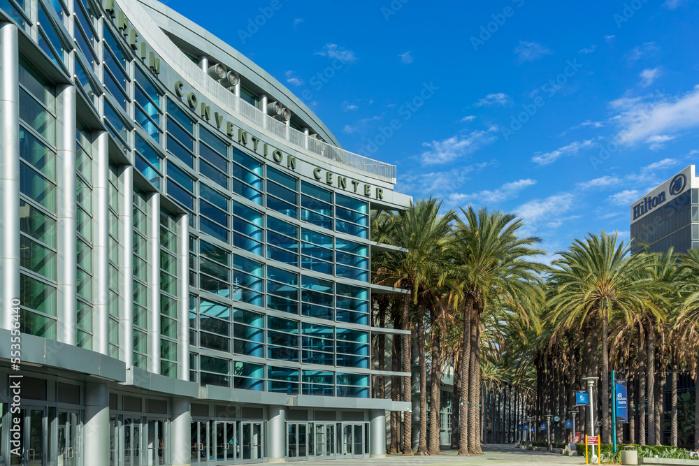 Foto de Anaheim, CA, USA – November 1, 2022: Wide exterior view of the ...