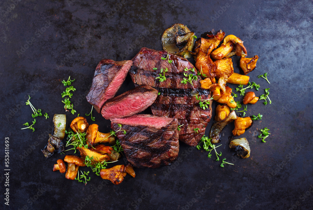 Gegrilltes Angus Sirloin Rindssteak mit Pfifferlingen und Zwiebelringen ...