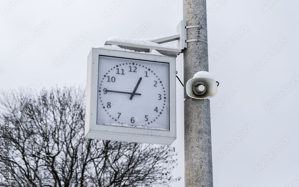 Fotka „Train station clock timer and megaphone speaker. Time indication ...