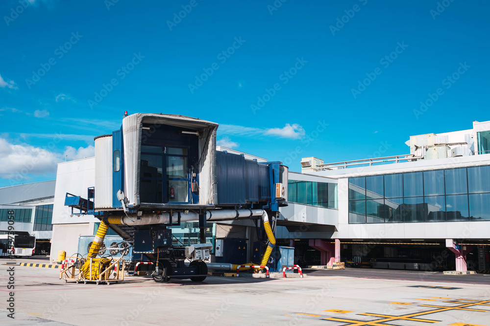 Jetway esperando la llegada de un avión en airport.airport terminal ...