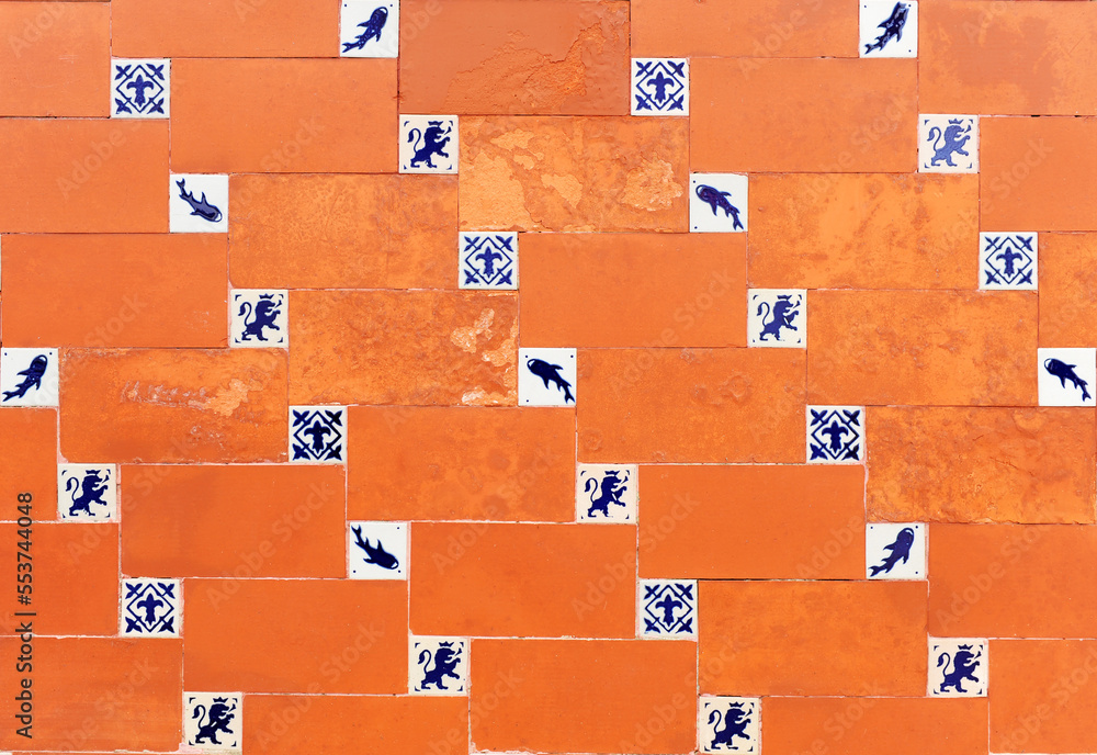 Zócalo de una casa con baldosas cerámicas y azulejos de olambrillas ...