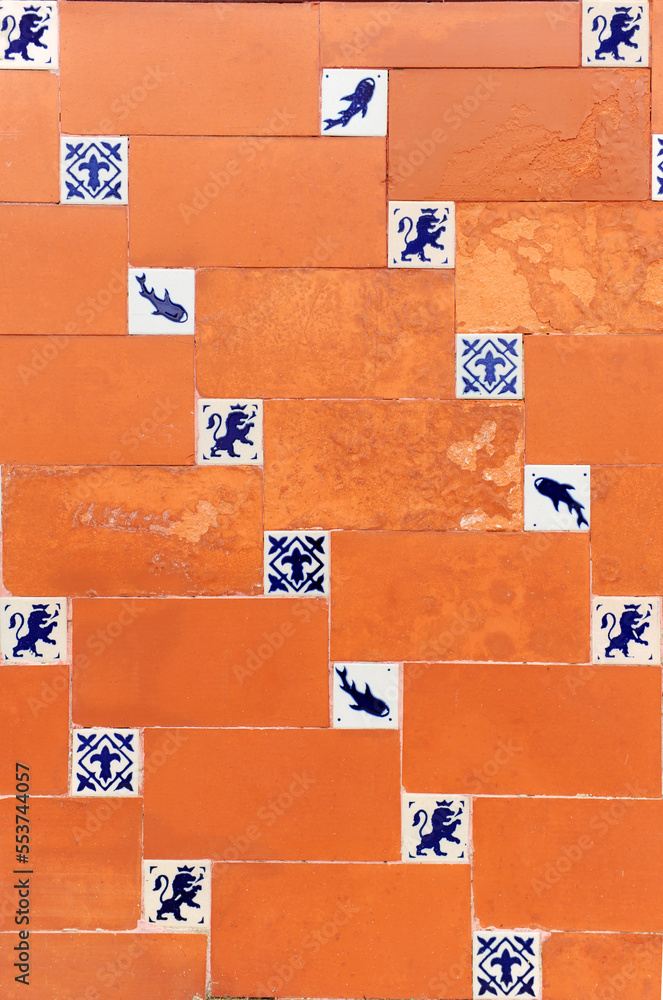 Pavimento del patio de una casa española con baldosas cerámicas y ...