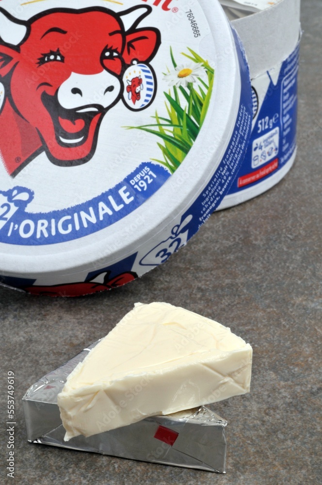 Boîte de La Vache qui Rit ouverte avec une portion de fromage ouverte ...