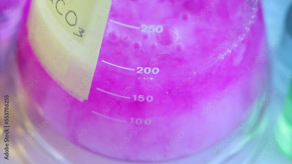 Vidéo Stock Chemical reaction of ion exchange in an aqueous solution ...