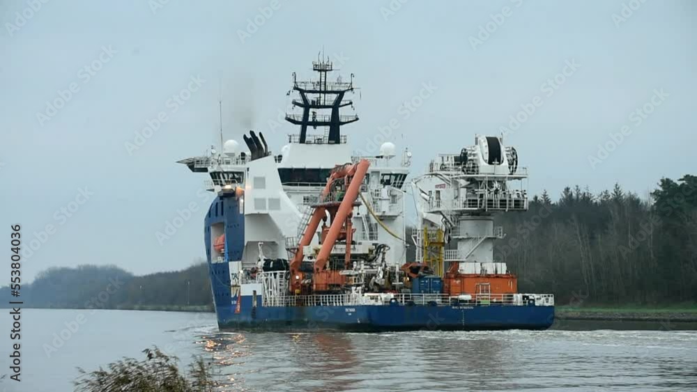 Offshore Schiff im Nord-Ostsee-Kanal Stock ビデオ | Adobe Stock