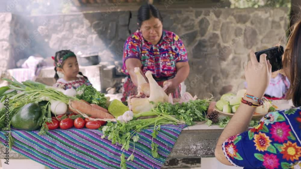 Vidéo Stock Familia indígena cocinando. Comida saludable. La madre ...