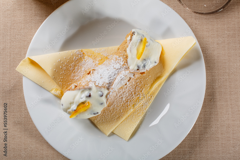 Cannolo siciliano ripieno di ricotta, gocce di cioccolato e frutta ...