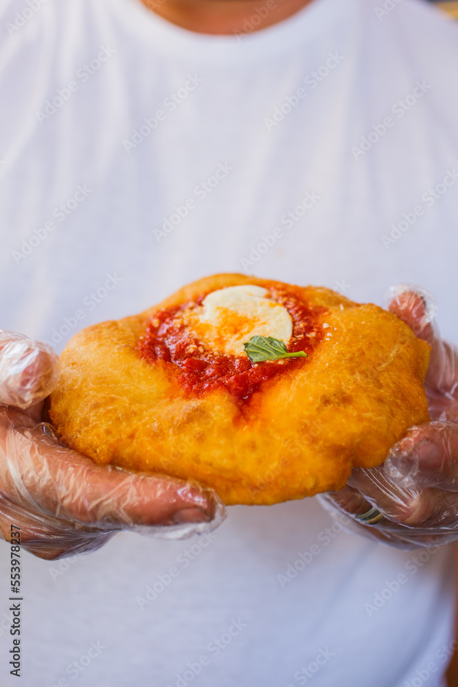 Montanara napoletana appena fritta condita con sugo di pomodoro ...