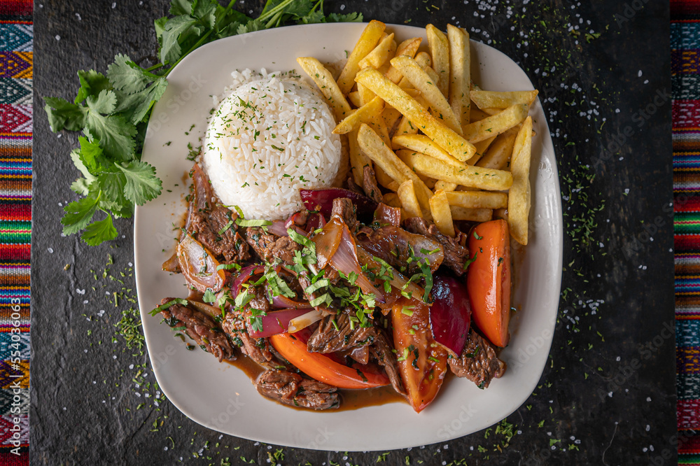 Foto de Lomo saltado, a traditional Peruvian stir fry that combines ...