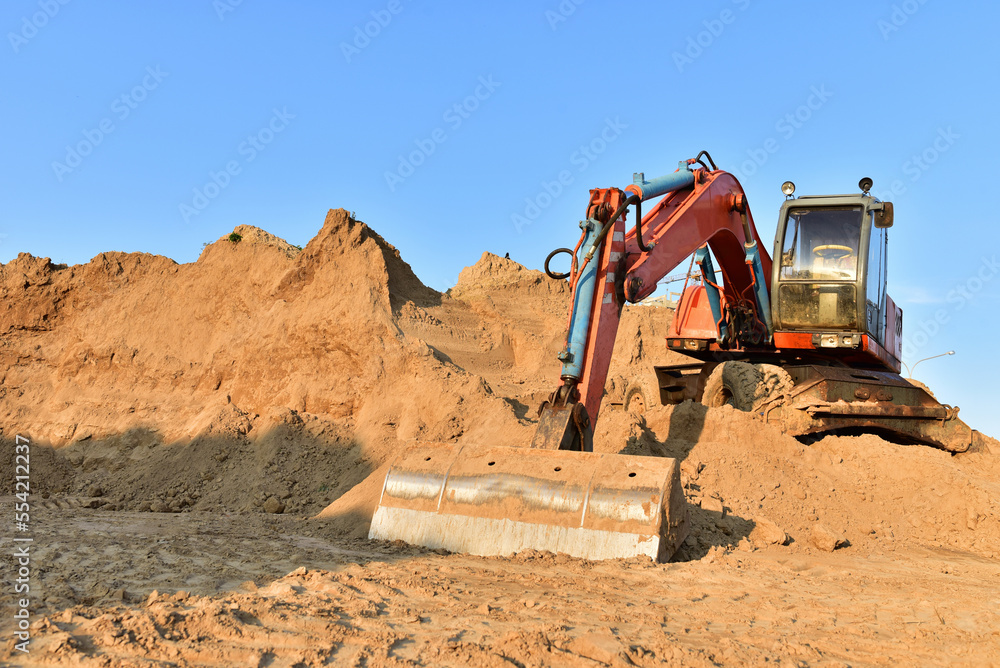 Foto de Excavator dig ground at construction site. Dig foundation ...