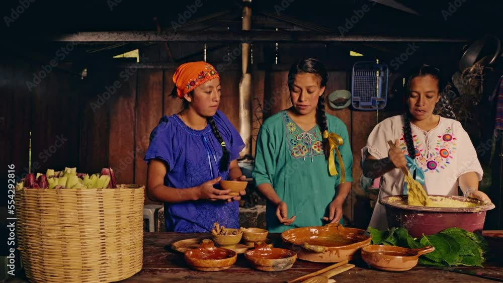 Tres mujeres de la etnia Xinca elaboran alimentos a base de maíz. Stock ...