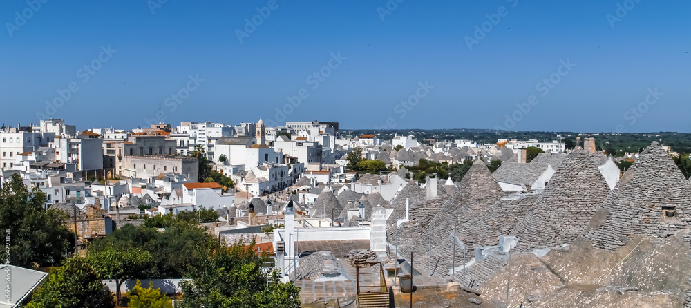 Vistas de los tejados de la ciudad histórica de Alberobello, Italia ...