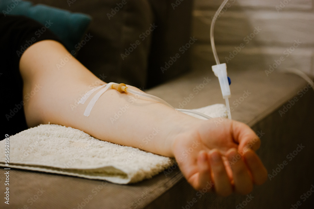 Foto de Woman's hand with catheter for dropper, butterfly needle used ...
