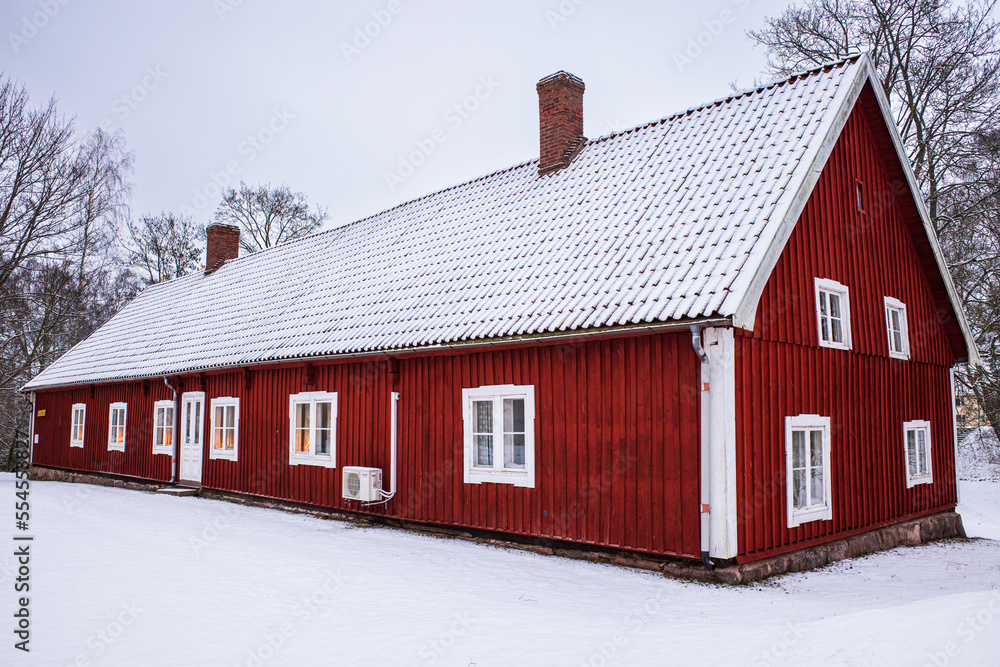 Foto de Old traditional red building in Hembygdsparken in Hässleholm ...