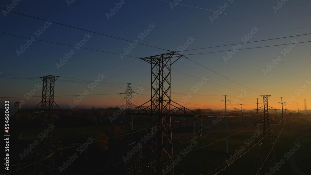 Vidéo Stock High voltage electricity pylon at golden hour background ...