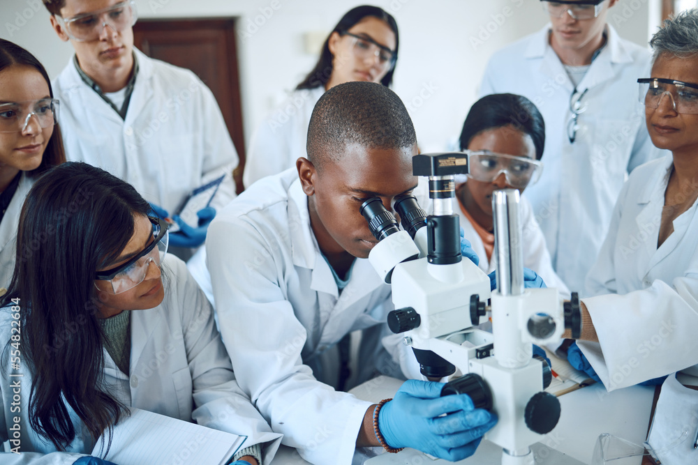 Foto De Teamwork Collaboration And Group Of Scientists With Microscope For Experiment Science