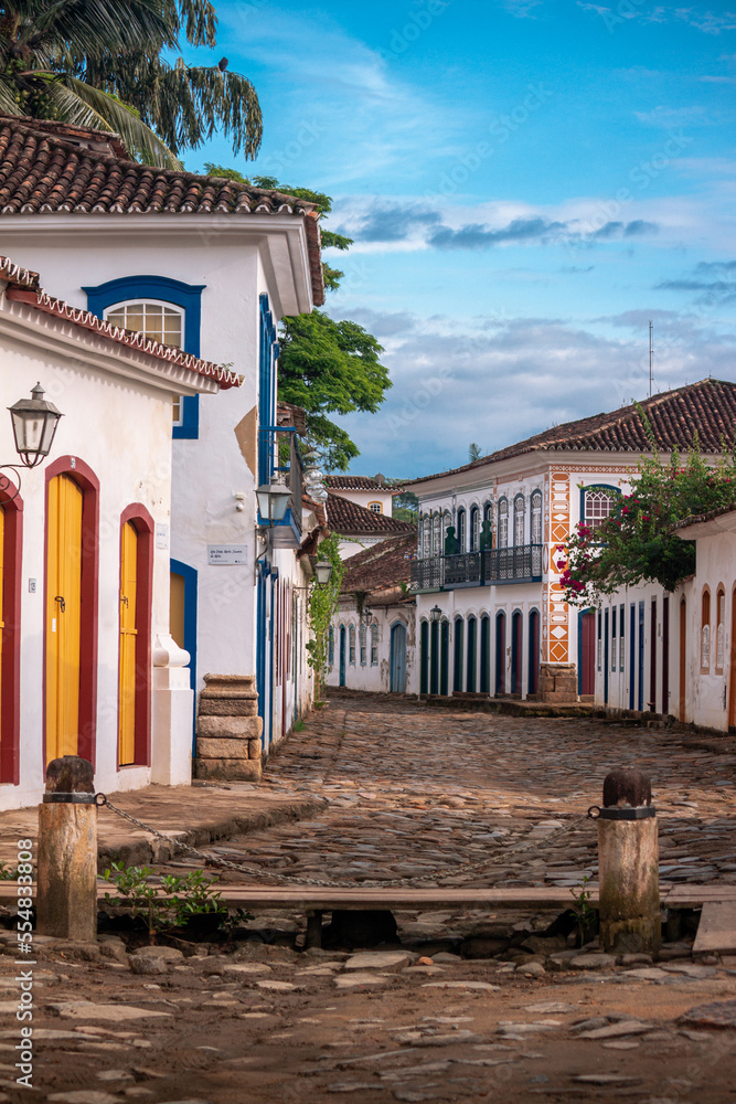 Ruas de pedra e casas coloniais portuguesas na cidade de Paraty, Rio de ...