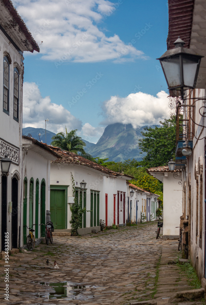 Ruas de pedra e casas coloniais portuguesas na cidade de Paraty, Rio de ...