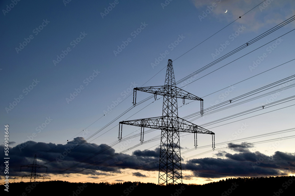 Ein 380-kv-Masten mit seinen Leitungen fotograriert in der "blauen ...