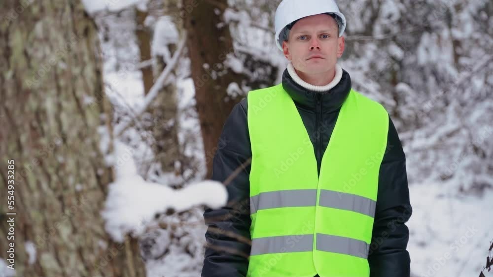 Vidéo Stock Man from environmental protection wearing safety helmet and ...