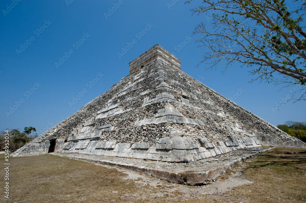 Ancient Mayan temple El Castillo at Chichen Itza; Yucatan Peninsula ...