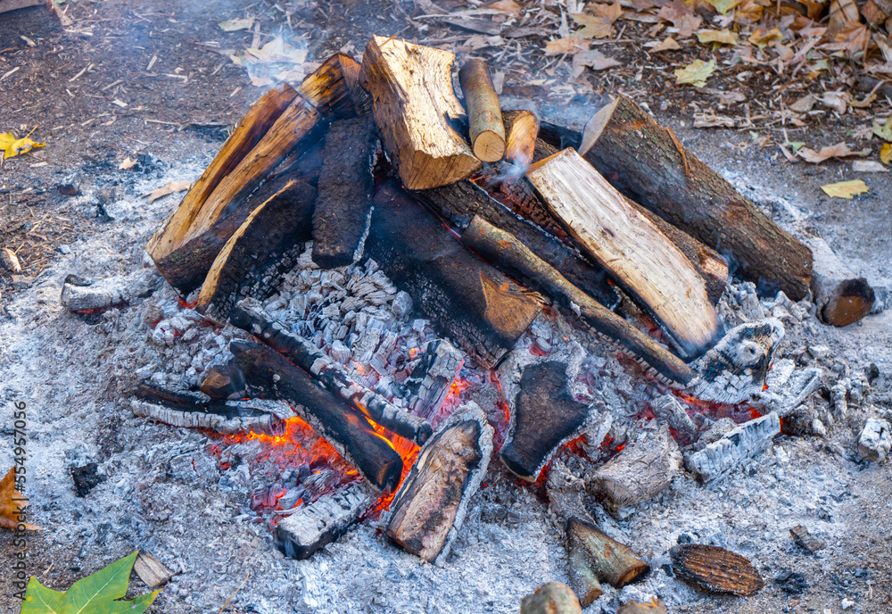 Foto de Top of a large circular bonfire packed with firewood on the ...