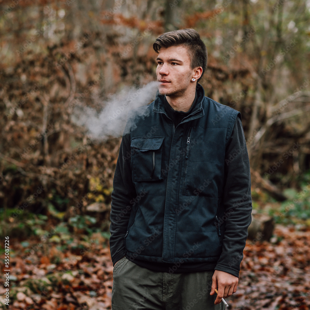 Mann mit Zigarette pustet Qualm, Rauch, Zigarettenqualm aus dem Mund ...