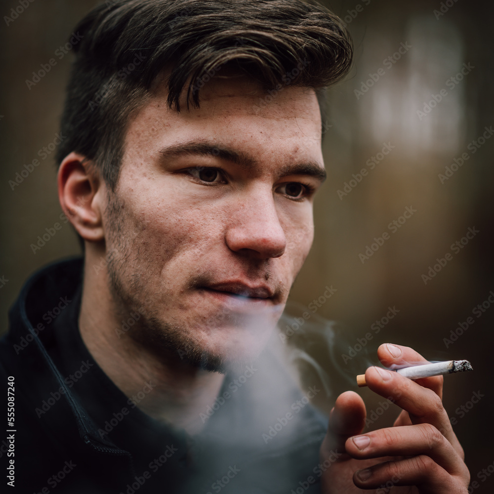 Mann mit Zigarette pustet Qualm, Rauch, Zigarettenqualm aus dem Mund ...