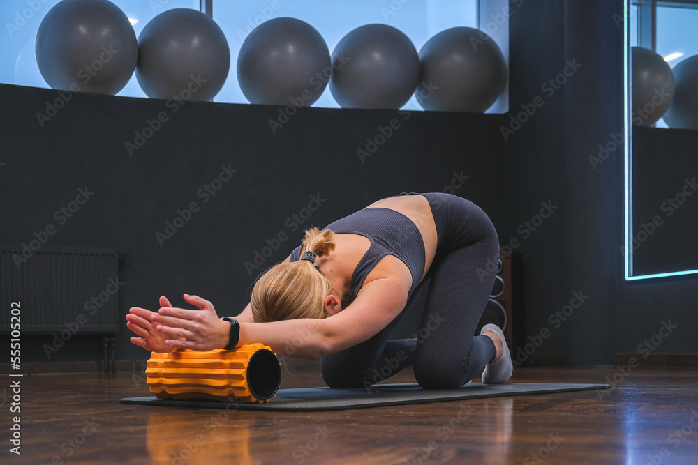 Foto de Myofascial release,Massaging fascia calf muscles with ...