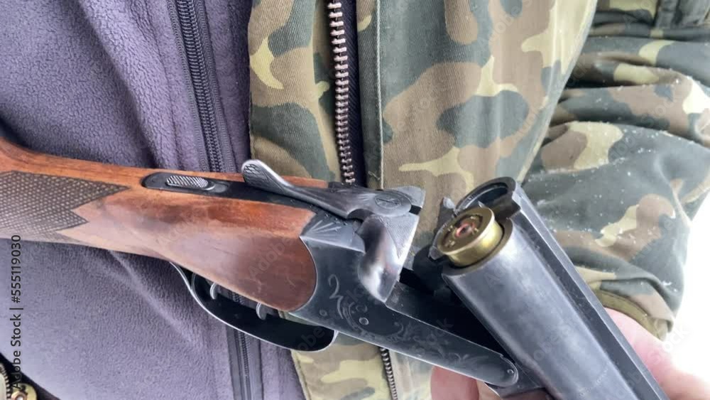Vidéo Stock Shotgun in hunter hand. Hunter loads Cartridge (firearms ...