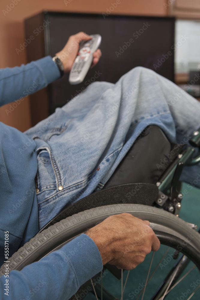 Foto de Man with spinal cord injury in a wheelchair using a remote ...