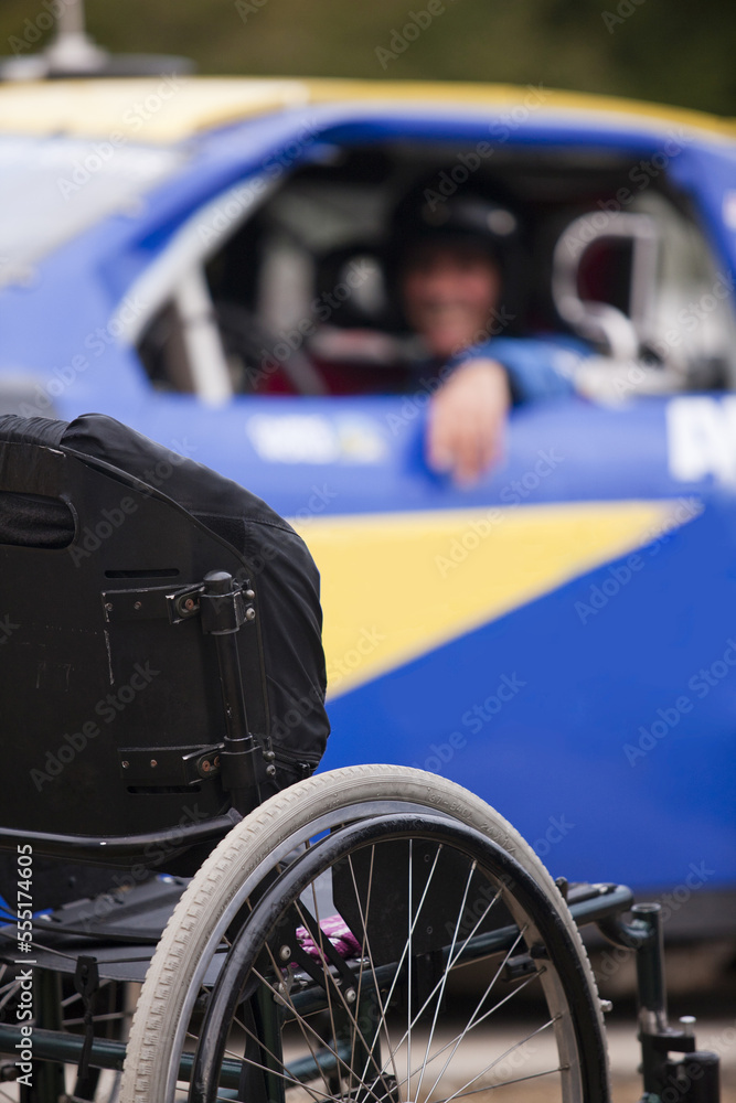 Foto de Wheelchair in front of stock car modified for disability racing ...