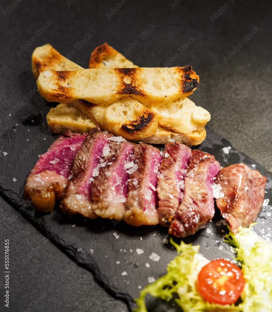 Cortes de ternera de primera calidad en un asador argentino Stock Photo ...
