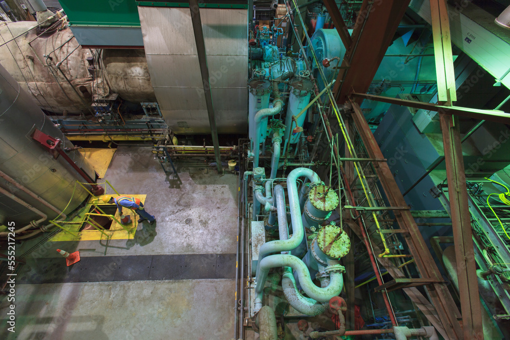 Foto de Engineer in gas turbine electric power plant exhaust gas and ...