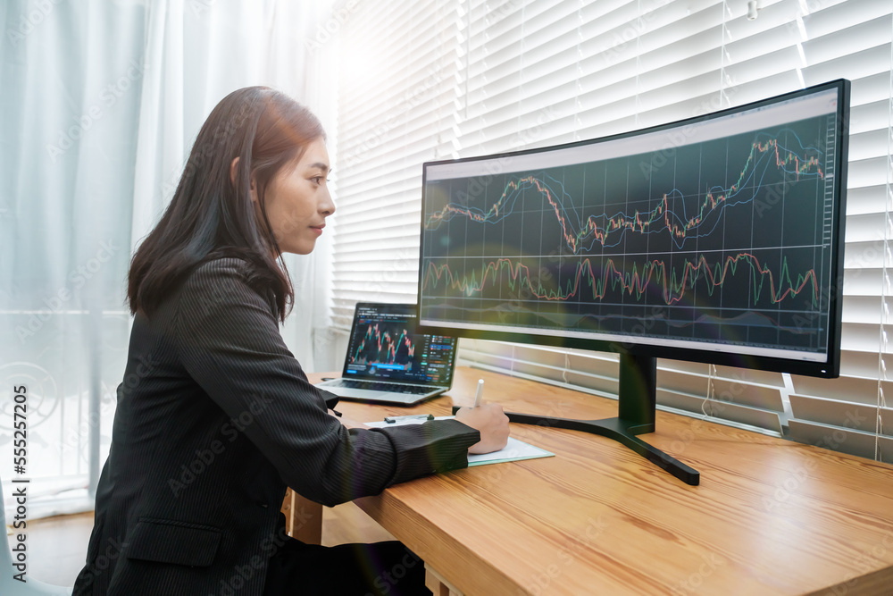 Fotka „Asian businesswoman trading foreign exchange market, digital ...