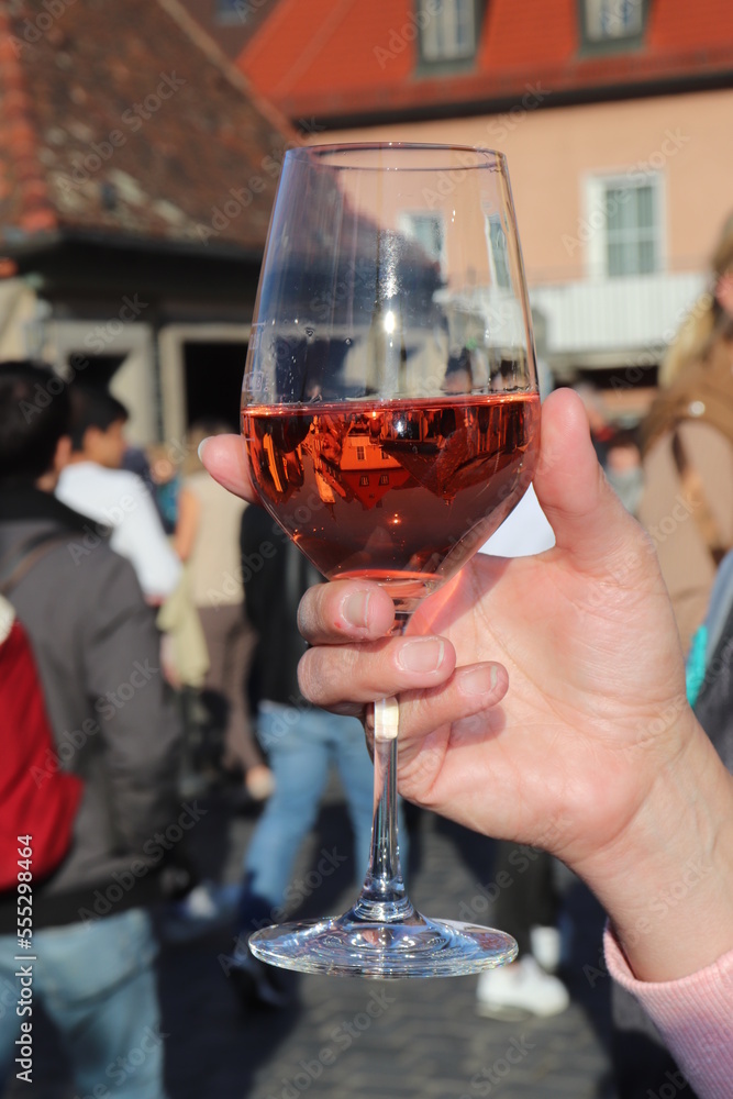Wein im Glas Weinglas weiß rose Spritz mit Pfefferminze Federweßer ...